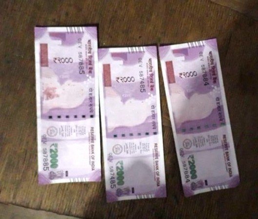 एक बैंक से मिले 2000 रुपये के ऐसे नोट जिनमे महात्मा गांधी की तस्वीर ...